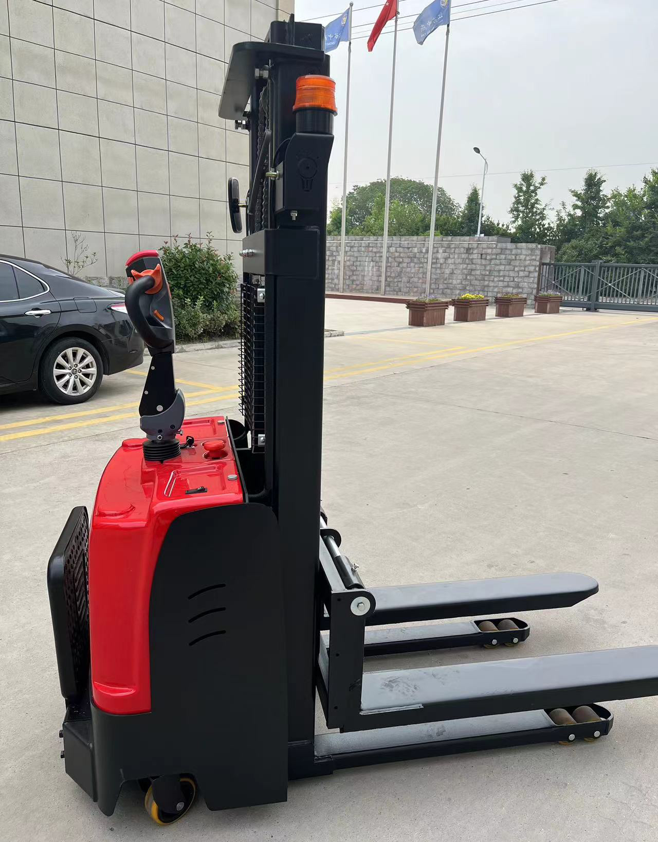 Lightweight Electric Walkie Stacker Rated Load 1500 Kg Lifting Height ...